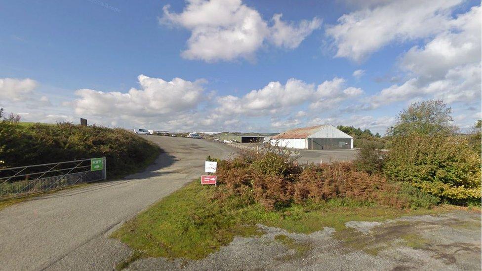 Bodmin: Lucky escape after plane crashes on patch of gorse - BBC News