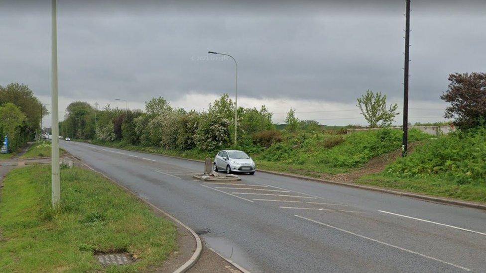 Pedestrian dies in crash with lorry in Slough - BBC News