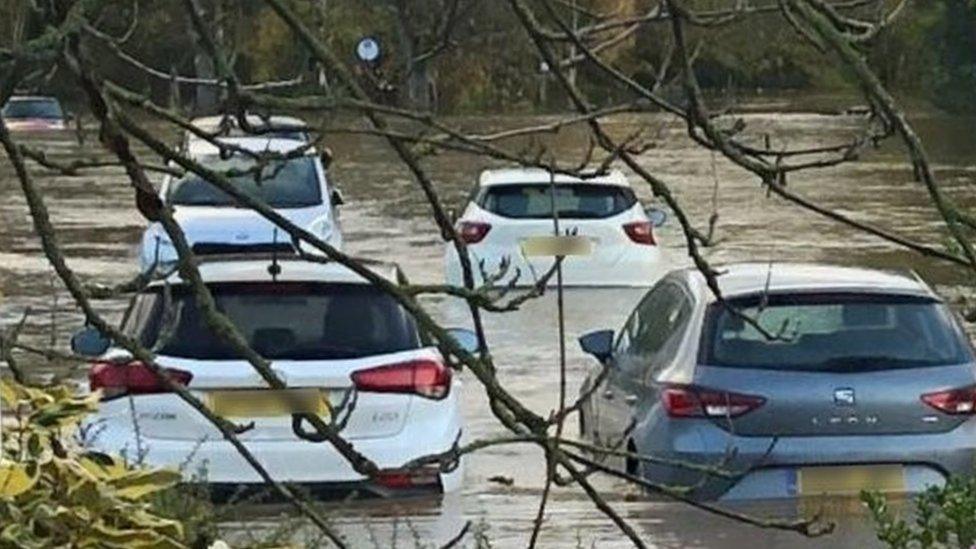 Yorkshire flooding: Drivers rescued as rivers overflow - BBC News