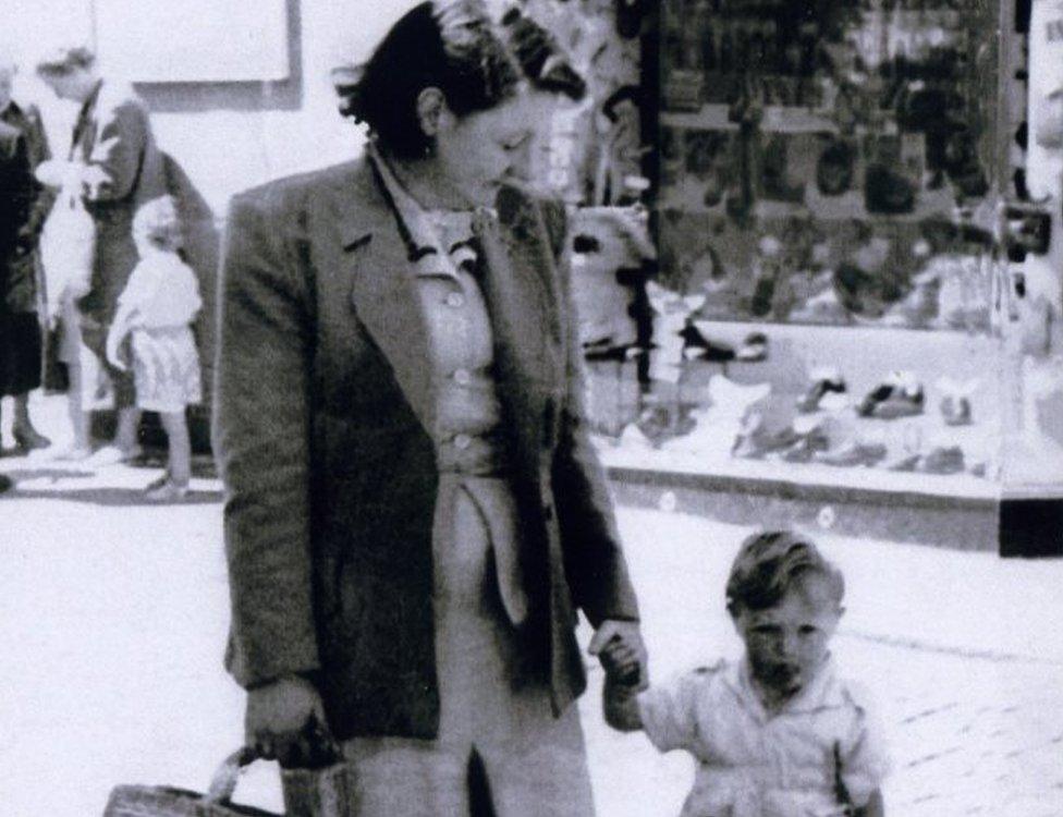 Lifelong search to discover fate of 17 Clark siblings - BBC News