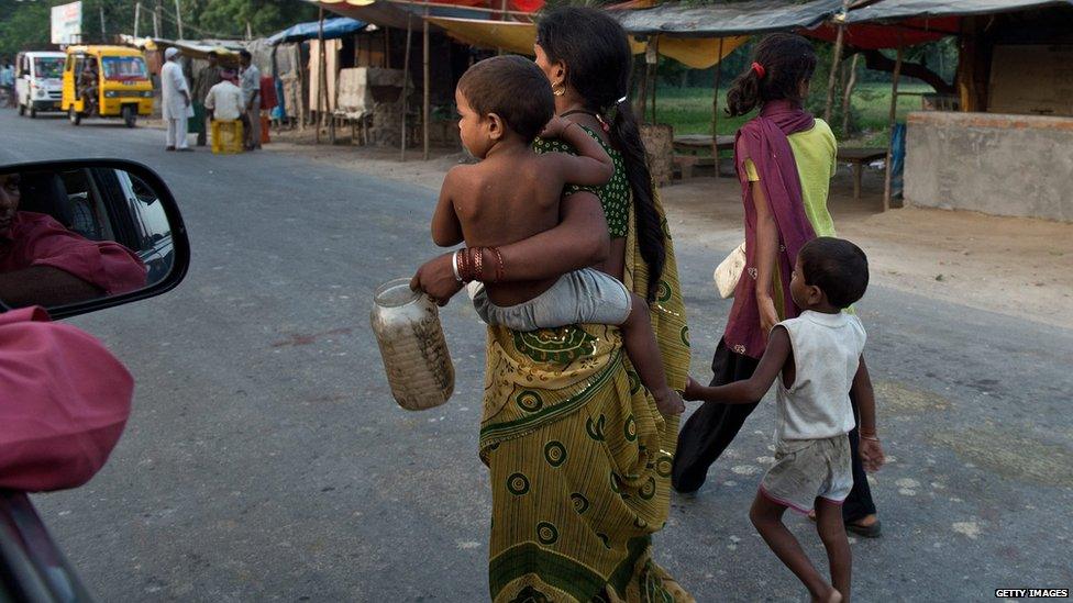 India: Open defecation linked to adverse pregnancies - BBC News