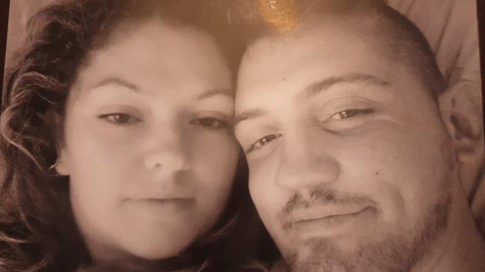 Leeds widow's cancer warning after husband dies aged 32 - BBC News