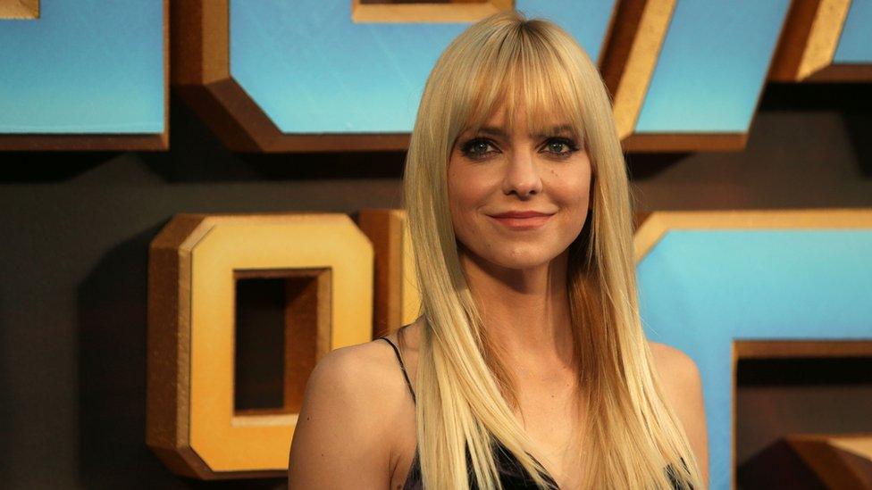 Anna Faris thanks fans after split from Chris Pratt - BBC News