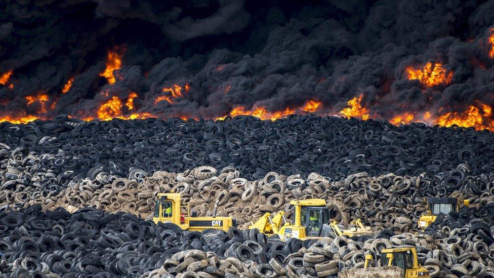 Spain toxic tyre dump at Sesena forces mass evacuation - BBC News