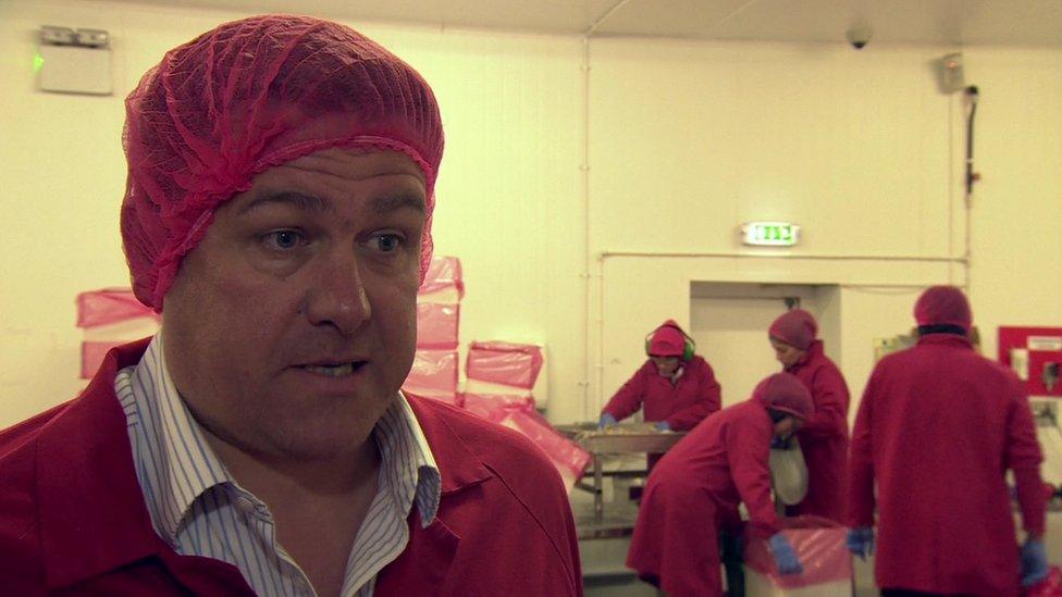 EU exit debate splits opinion in Fleetwood fishing town - BBC News