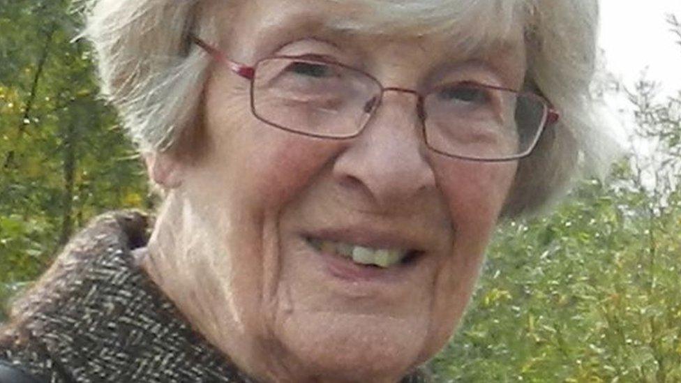 Sleaford woman, 95, dies after flooded road fall - BBC News
