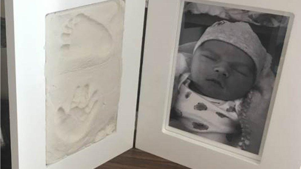 Man's wife and baby girl die within 15 hours - BBC News