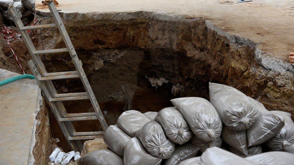 Greek WW2 bomb deactivated after mass Thessaloniki evacuation - BBC News