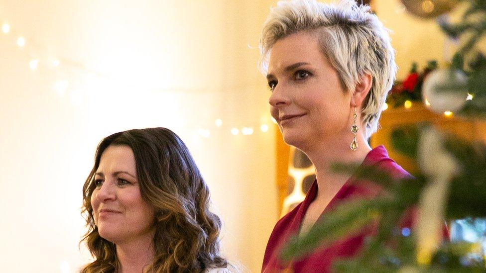 Catrin Finch: Former royal harpist marries partner in Tenby - BBC News