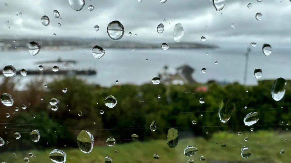 Heavy rain prompts Isle of Man 'prepare for flooding' warning - BBC News
