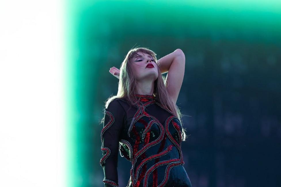 Taylor Swift breaks Wembley record and sings So Long, London as UK tour ...