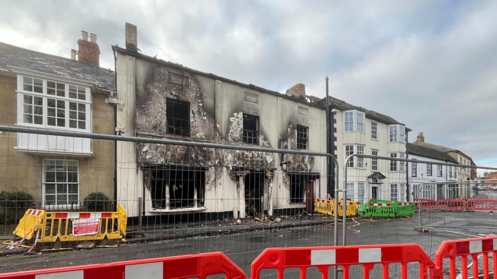 Devizes residents raise more than £7k after fire hits kebab shop - BBC News