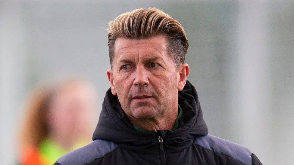 Aberdeen manager Colin Bell steps down for personal reasons - BBC Sport