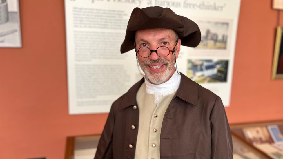 Joseph Priestley: How oxygen was first isolated in Calne - BBC News