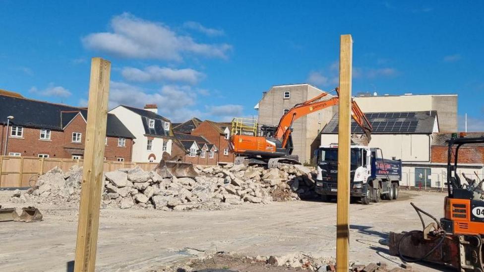 Bowling alley dig set to uncover Weymouth's 13th-century origins - BBC News