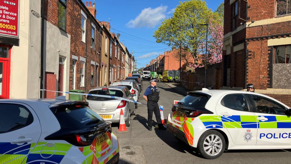 Worksop explosion: Probe continues after man dies in blast - BBC News