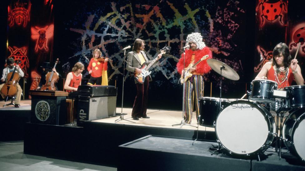 ELO keyboardist Richard Tandy dies at age of 76 - BBC News