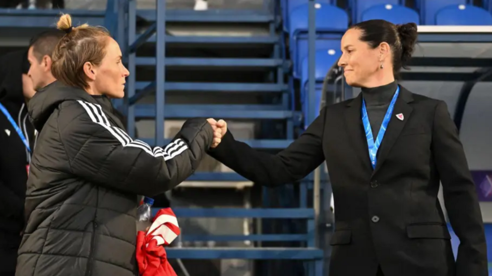 Fishlock i ymuno â staff Cymru ar gyfer gêm gyntaf ymgyrch Cwpan y Byd ...