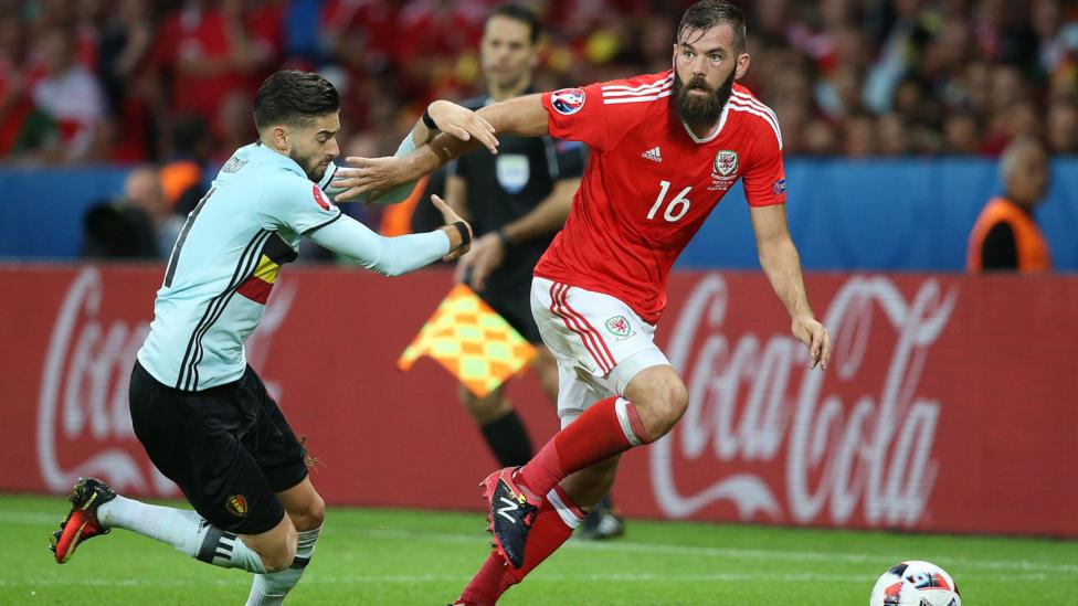Ymgyrch i wneud 'Y Wal Goch' yn groesawgar i bawb - BBC Cymru Fyw