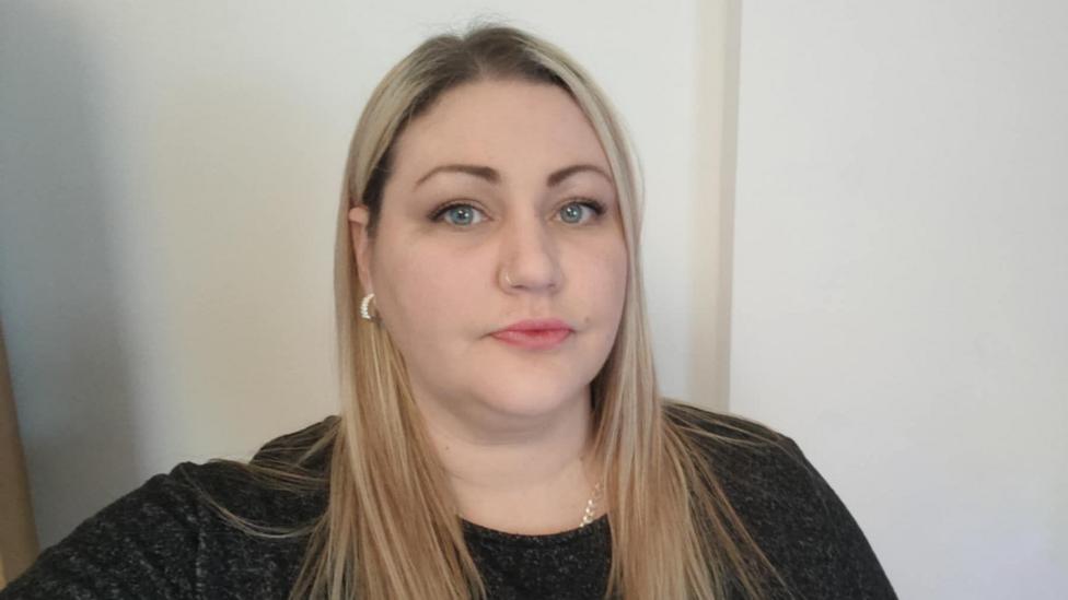 Tracey Mertens: 'I can't let go until I know who killed mum' - BBC News