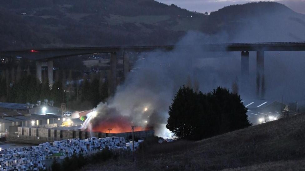 Friarton Bridge reopens after recycling site fire - BBC News