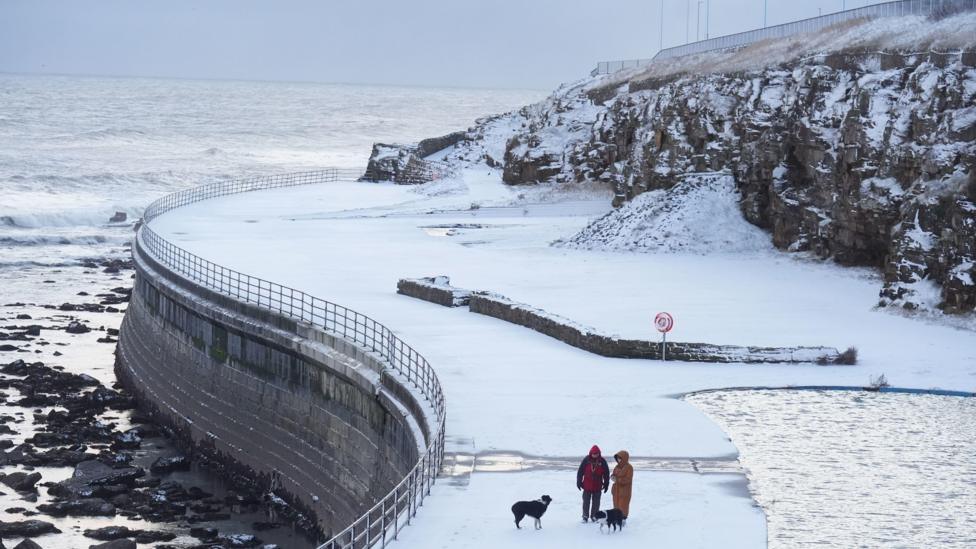 Snow moves into north-east England with a warning of ice - BBC News