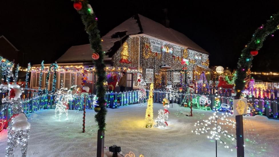 Nuthall: Family plans 'one last year' of Christmas lights - BBC News