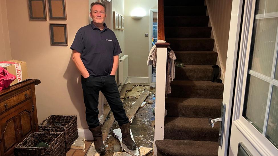 Bognor Regis: Clean-up continues week on from flooding - BBC News