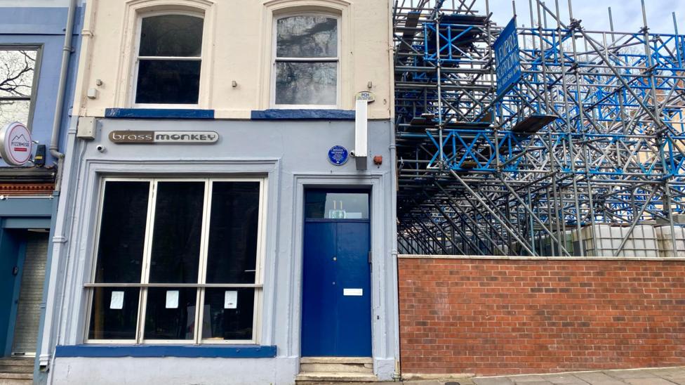 Work to demolish and rebuild sinking Nottingham bar approved - BBC News