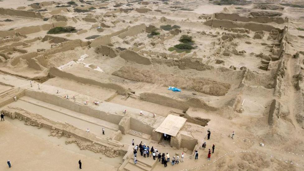 Chan Chan: Outrage as Peru archaeological site defaced - BBC News