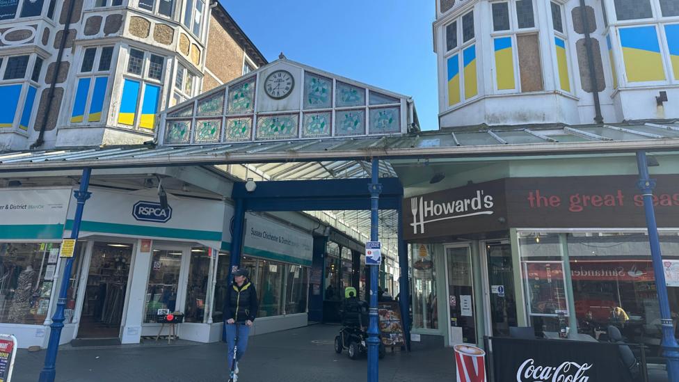 Sadness at shop closures in Worthing - BBC News
