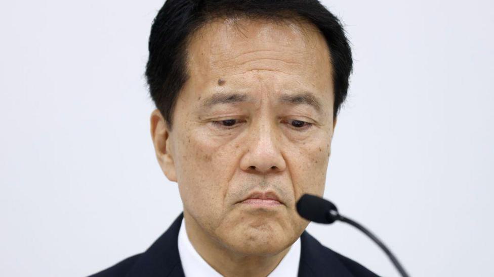 Nomura boss takes pay cut after employee 'tried to kill clients' - BBC News