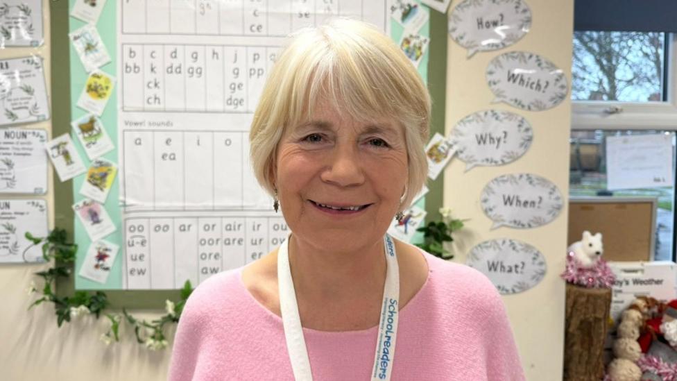 Volunteers sought to hear primary school children read - BBC News