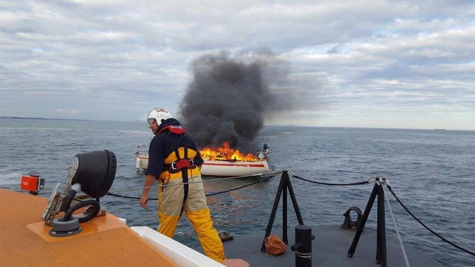Poole Harbour rescue: Couple leap from burning yacht - BBC News
