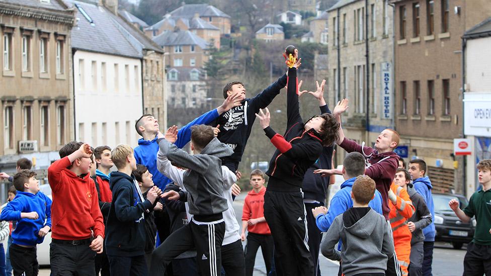 In pictures: Uppies battle the Doonies in Jedburgh's ba' game - BBC News