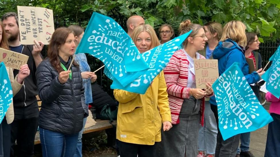 Teachers in Wokingham strike over pay cuts and more workload - BBC News