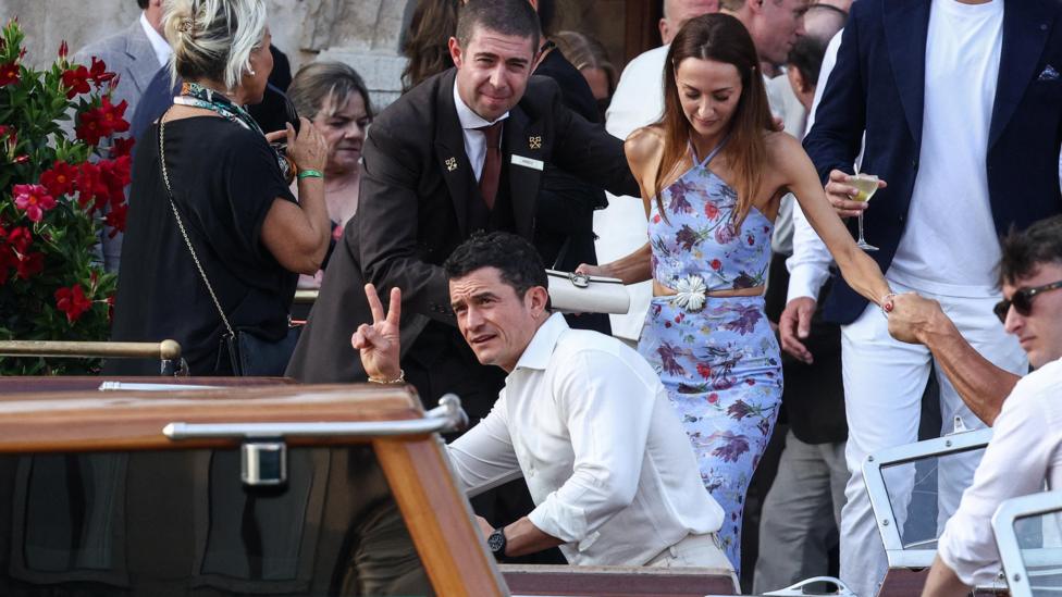 In Pictures: Jeff Bezos and Lauren Sanchez wedding in Venice - BBC News
