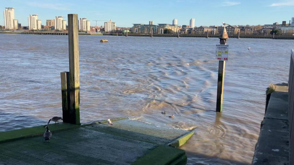 Girl missing in river at Woolwich prompts emergency search - BBC News