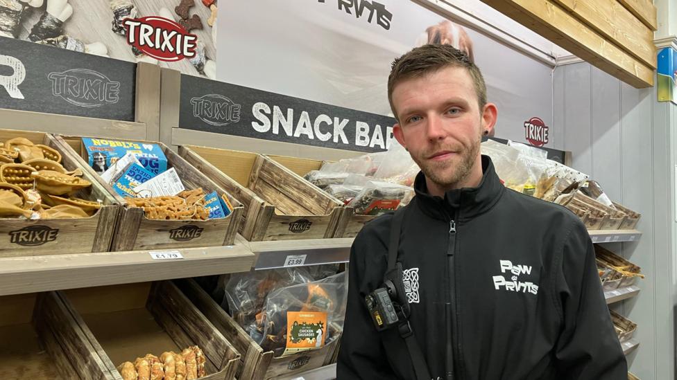 Shoplifting in West Yorkshire up 24%, according to ONS figures - BBC News