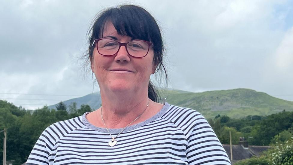 Llanberis 'yn rhemp' gyda cherddwyr yn ganol nos - BBC Cymru Fyw