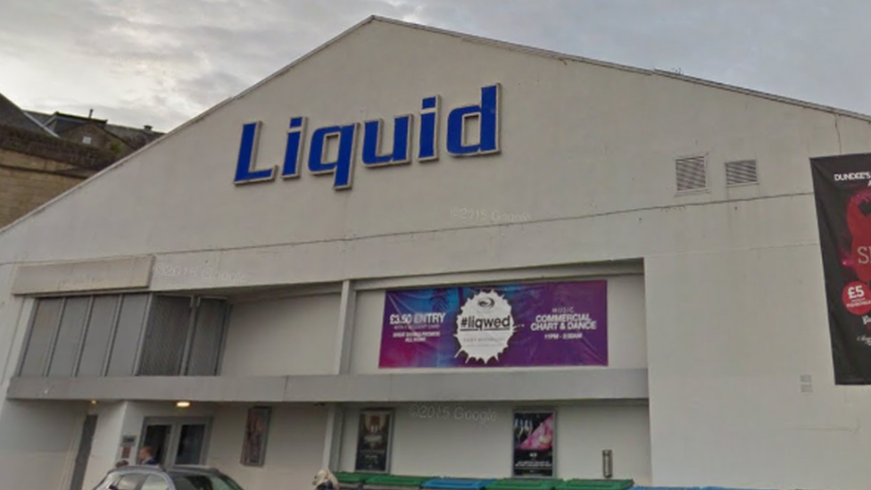 Teacher who kissed pupil in Dundee nightclub keeps job - BBC News