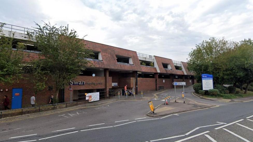 Leatherhead: Businesses hope regeneration will 'freshen up' town - BBC News