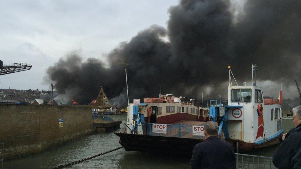 Isle of Wight blaze: Vintage boats feared destroyed - BBC News