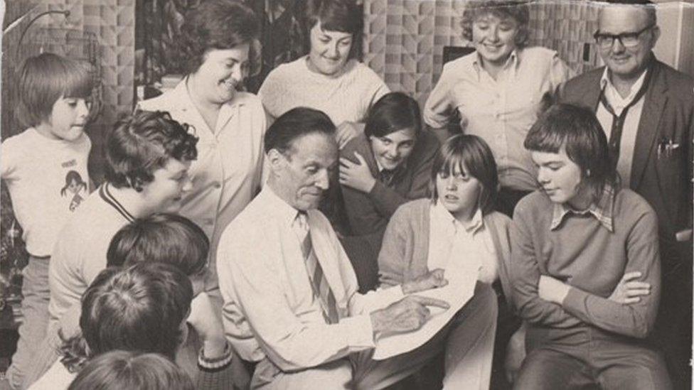 Pioneers of women's football to receive blue plaque in Luton - BBC News