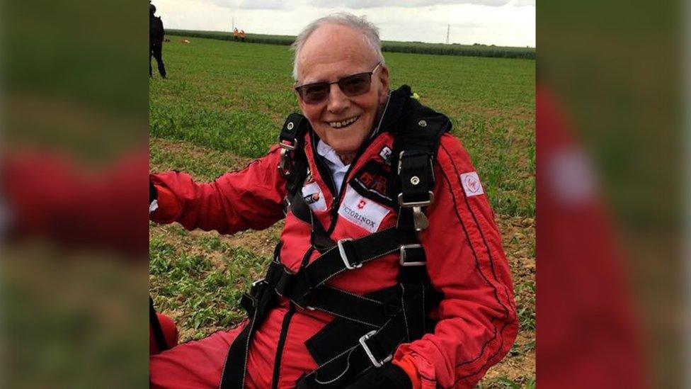 D-Day veteran Harry Read dies aged 97 - BBC News