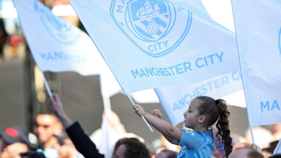 Man City parade: Thousands gather to see winners - BBC Newsround