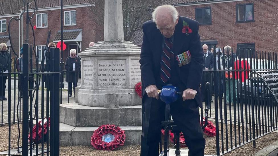 Essex RAF veteran who saw flattened Hiroshima dies aged 102 - BBC News