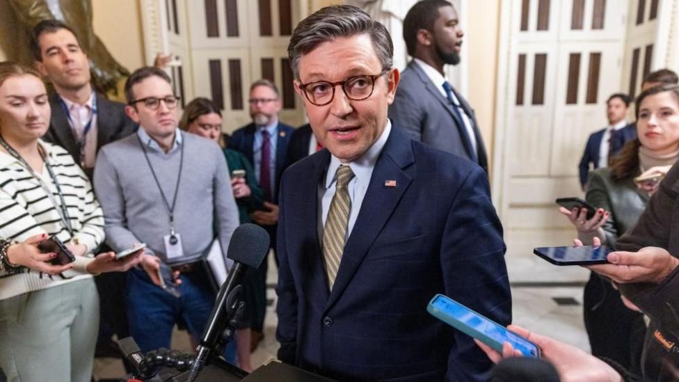 US avoids government shutdown after days of political turmoil - BBC News