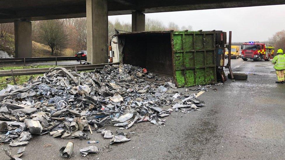 Lorry sheds waste across A10 near Hoddesdon - BBC News