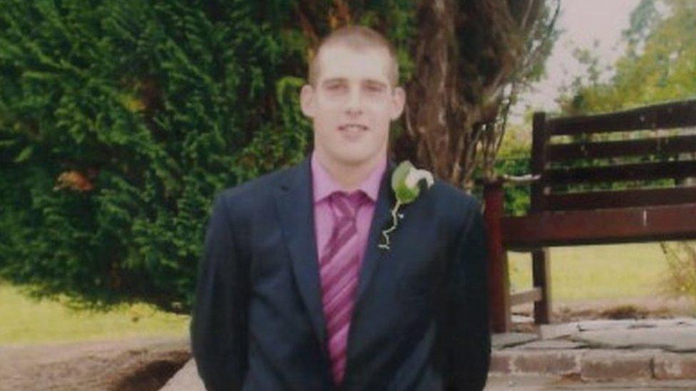 Three jailed for assisting David Kingsbury's murderer - BBC News